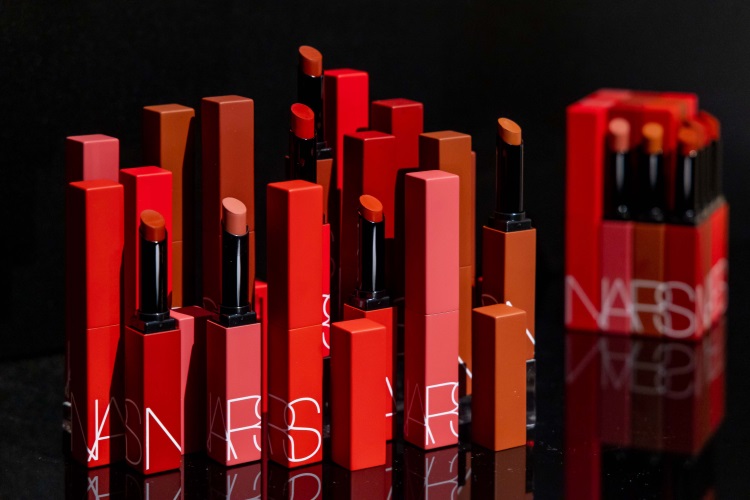 NARS全新特霧絲柔持色唇膏！奶油、霧面兩種質地一次擁有，8秒變妝優雅、個性都能駕馭 | Bella.tw儂儂